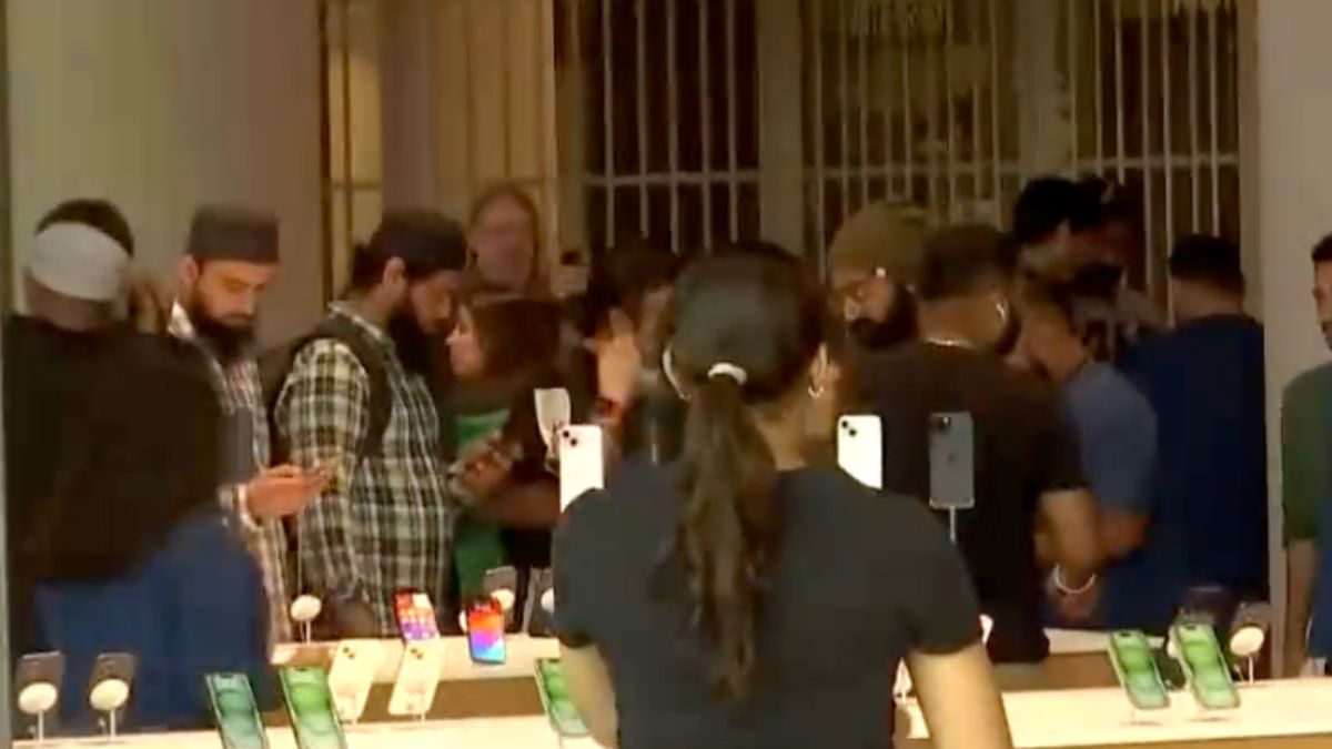 Desi Apple Fanboys Queue Up Outside Stores to Grab iPhone 15, Video ...
