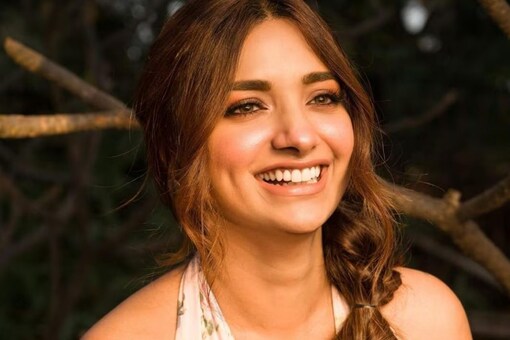 Bigg Boss OTT 2 Fame Jiya Shankar Spotted At Lalbaugcha Raja; Watch - News18