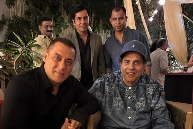 Salman Khan Is All Smiles As He Poses With Dharmendra At Gadar 2 ...