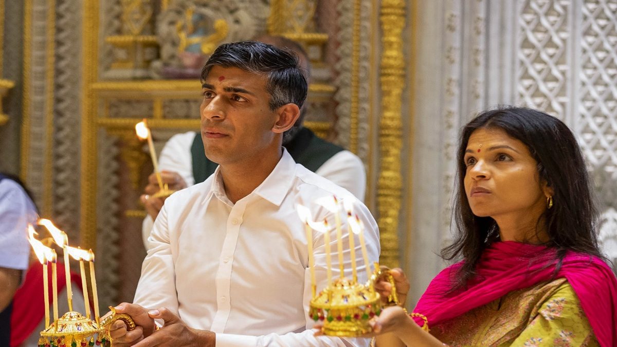 UK Prime Minister Rishi Sunak Visits Delhi's Akshardham Temple With ...