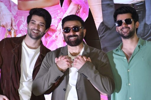 Proud Father Sunny Deol Poses With Sons Rajveer Deol, Karan Deol At Dono's Trailer Launch ...