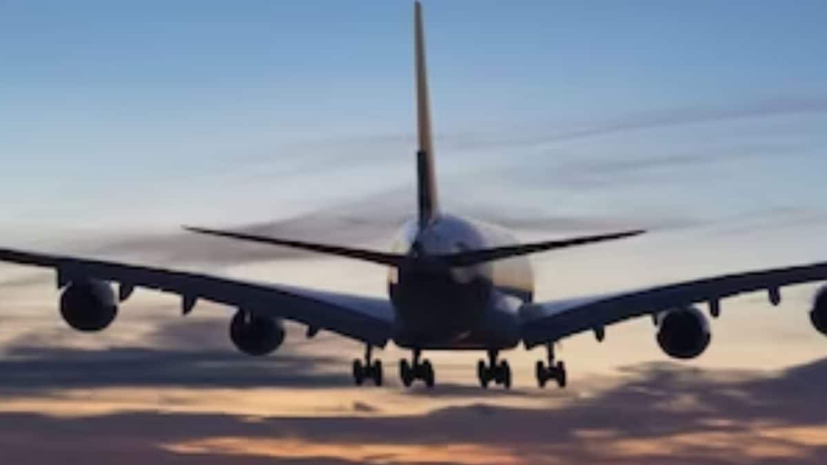 10 Passengers Deplaned After Man Refused To Turn Off Cell Phone During ...