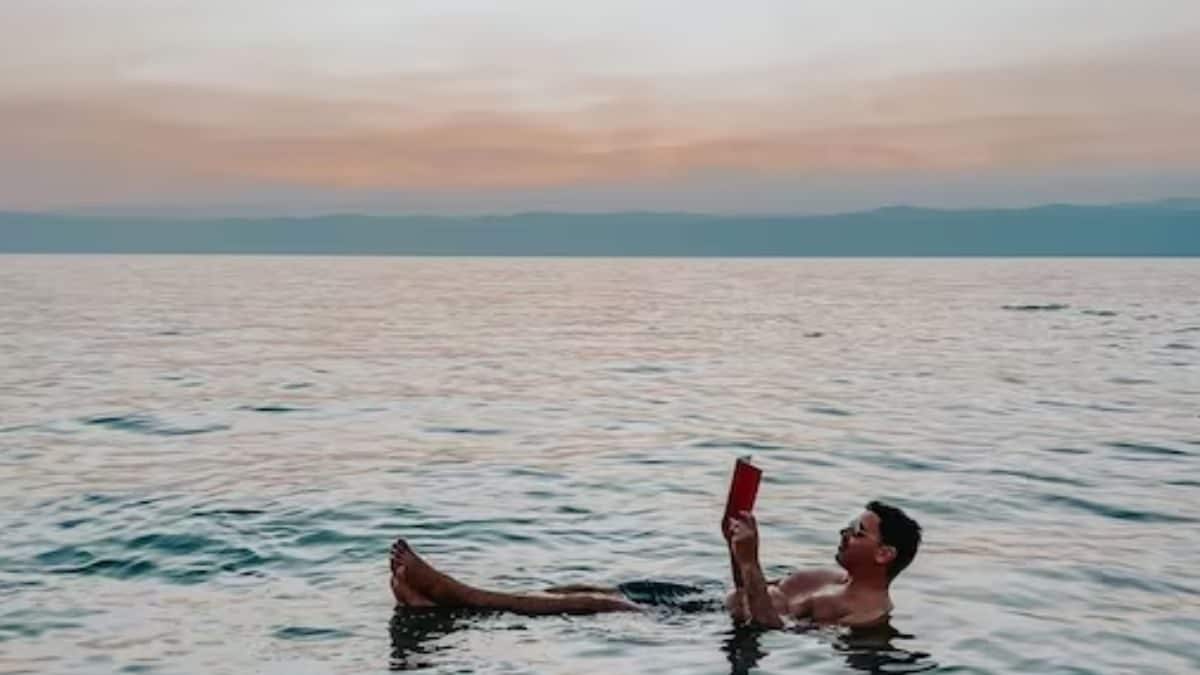 How Incredibly High Salinity In The Dead Sea Keeps People Afloat ...