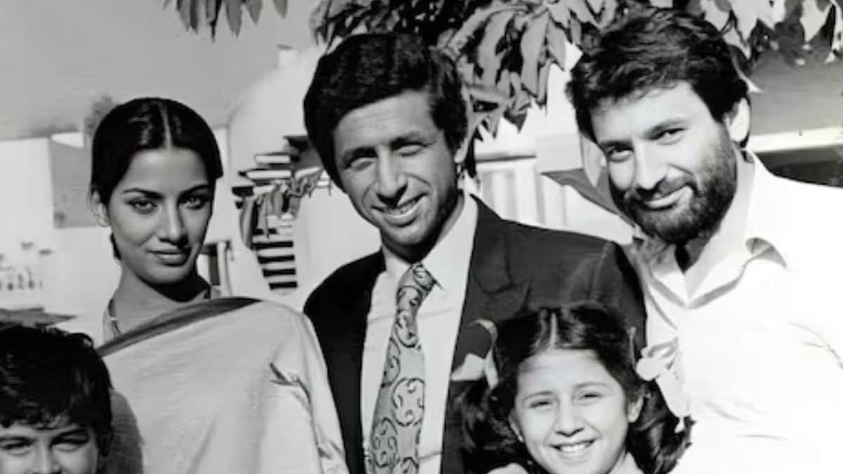 Can You Recognise Young Actors In This Picture From An Iconic Shekhar ...