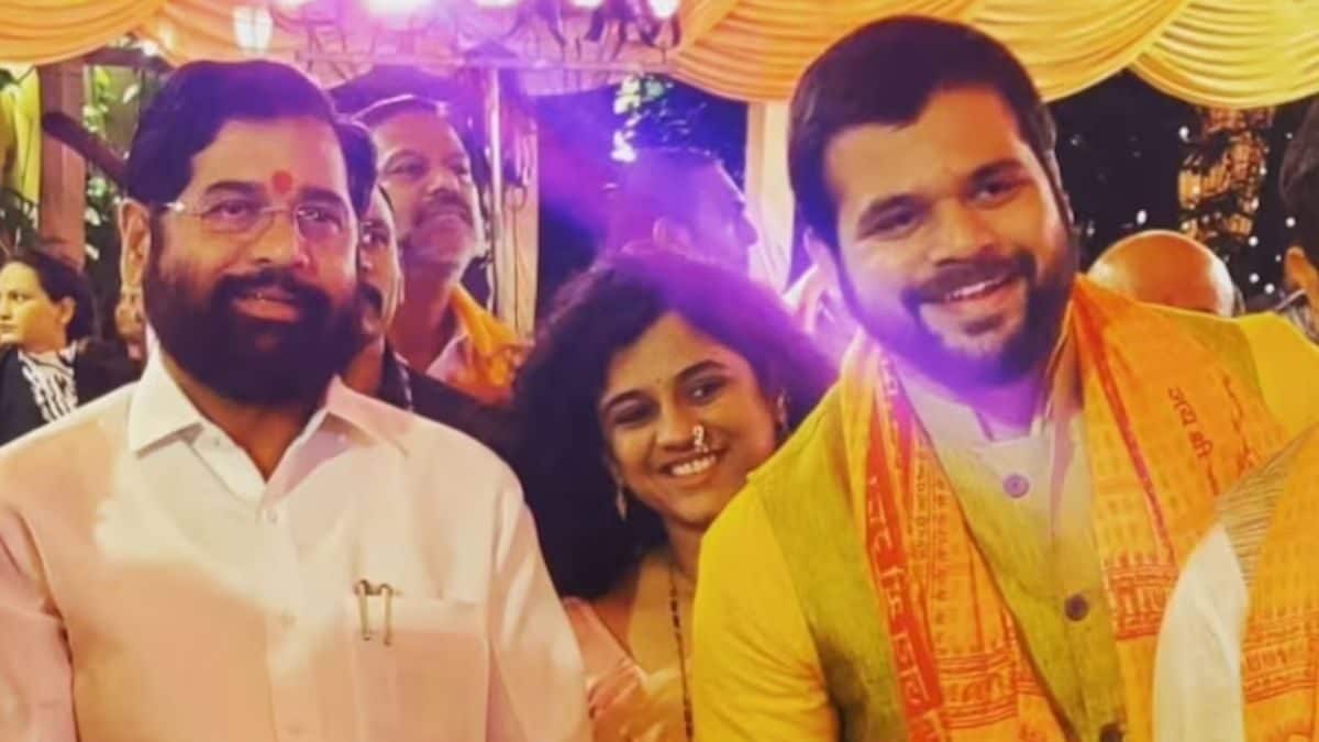 Maharashtra CM Celebrates Ganeshotsav With Marathi Actors Kshitish Date ...