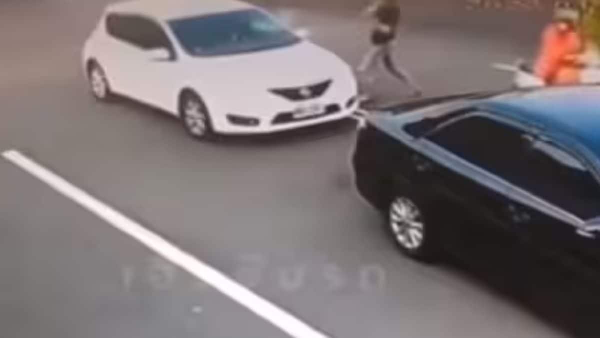 Taiwanese Men Engage In A Road Rage Showdown In Broad Daylight | Viral ...