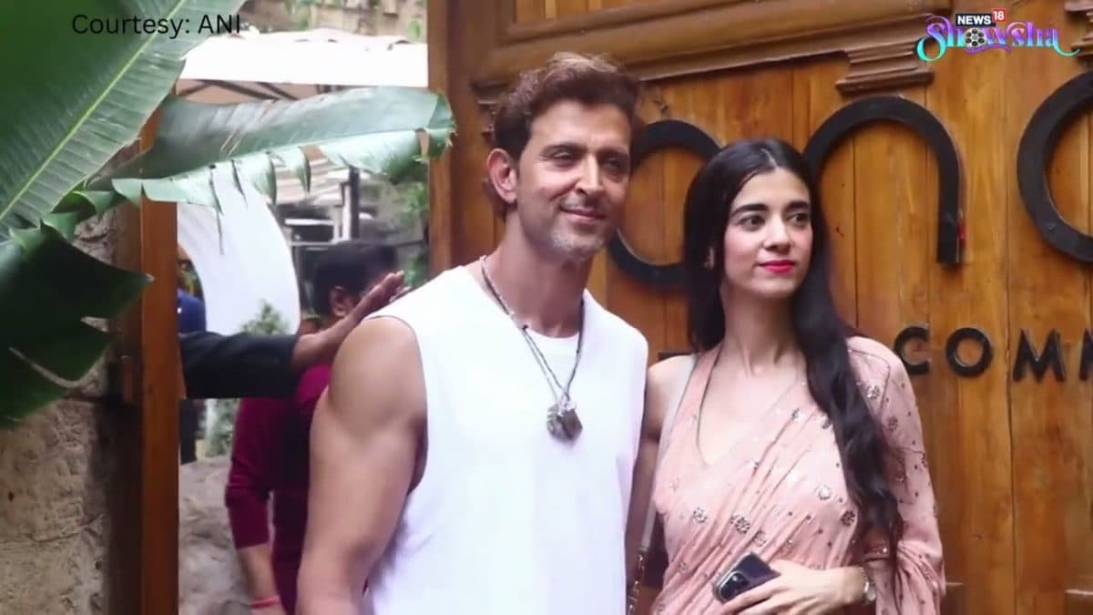 Hrithik Roshan's Girlfriend Saba Azad Joins His Family As He Celebrates ...