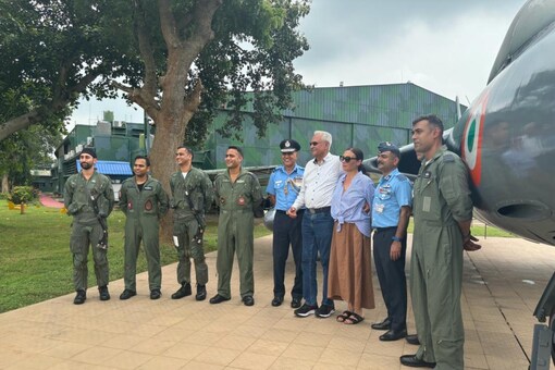 A Legend's Return: 1965 War Hero Alfred Cooke Takes Part In IAF Day ...