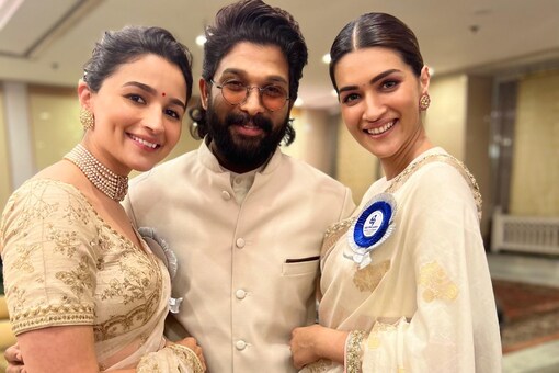 Allu Arjun Poses With Kriti Sanon Alia Bhatt After 69th National Film