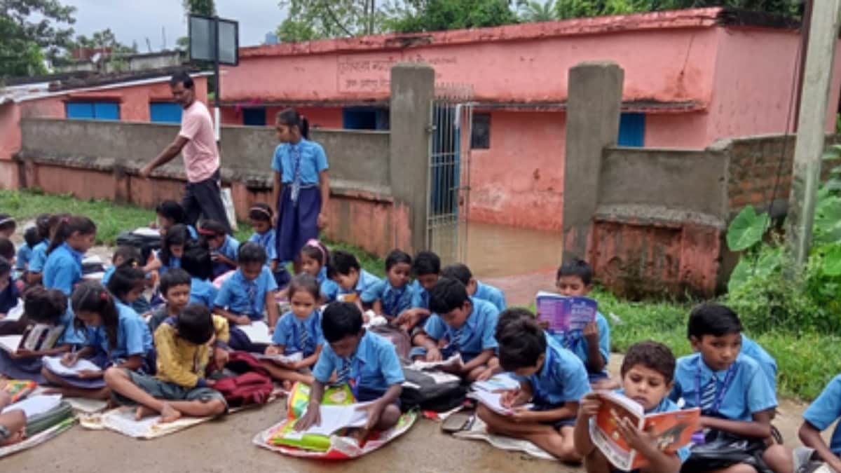 Waterlogged School Forces 70 Students To Study On Road in Bihar's Banka ...