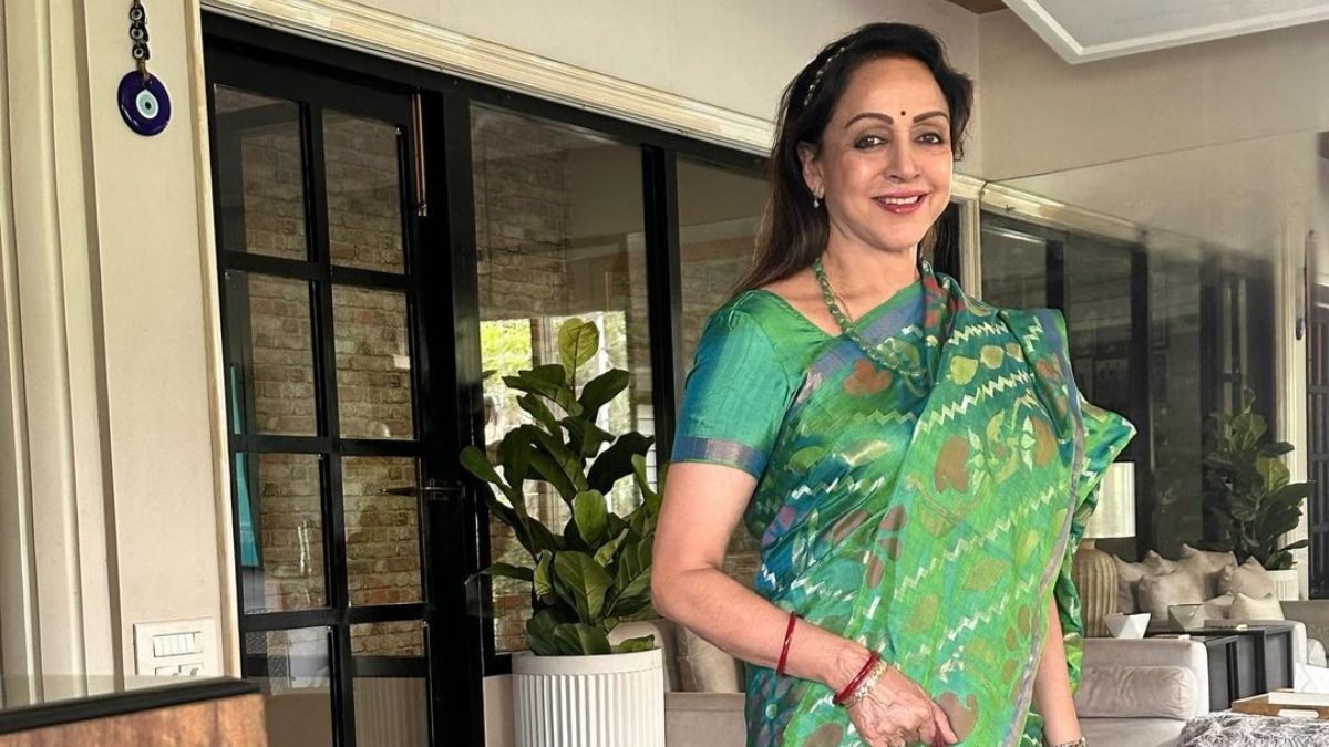 Hema Malini's Daughter Esha Deol Is Surprised As Dream Girl Carries ...