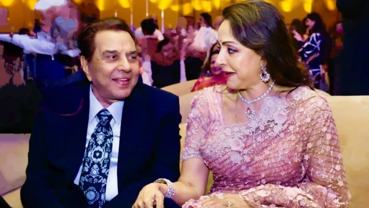 Hema Malini, Dharmendra Cannot Take Eyes Off Each Other In Stunning ...