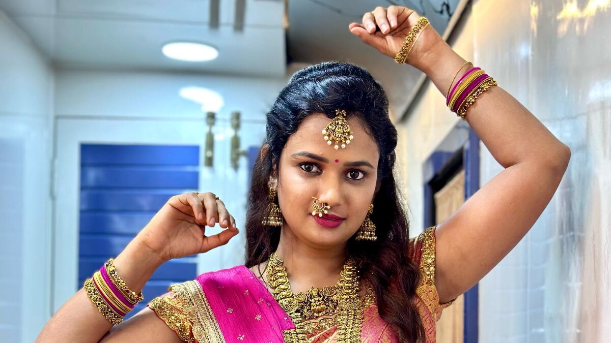 Bigg Boss Telugu Fame Ariyana Glory Redefines Class In Her Traditional ...