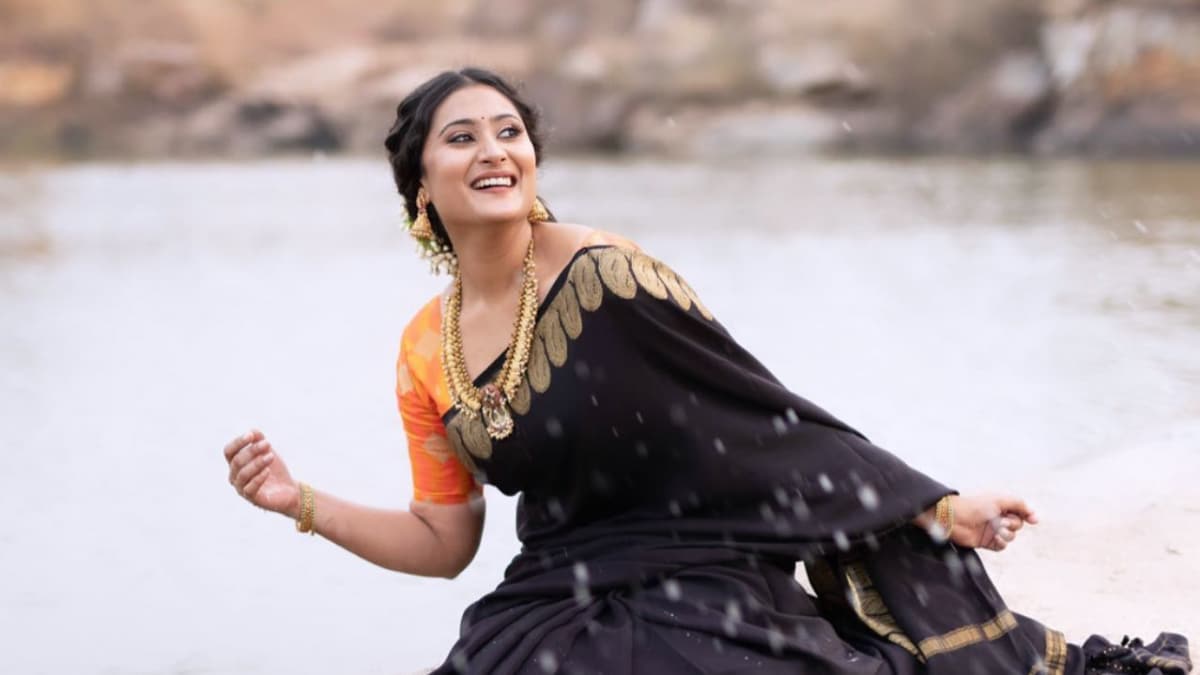 Actress Amrutha Iyengar Looks Regal In Brownish-shimmery Lehenga On ...