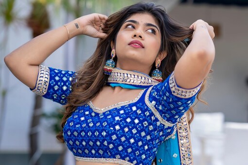 Jabardasth Fame Rithu Chowdary Looks Ethereal In Blue Lehenga - News18