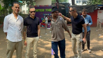 Imran Khan Spotted Posing With Fans For Selfies, Netizens Demand His ...