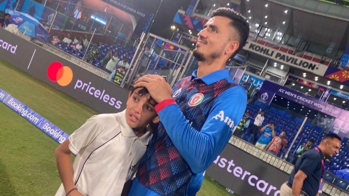 Indian Fan Boy Can't Stop Crying as He Hugs Mujeeb ur Rahman After AFG vs ENG Game in Delhi ...