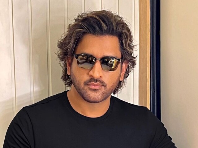 WATCH: MS Dhoni Spotted With His Iconic Hairstyle, Gives Fans a ...