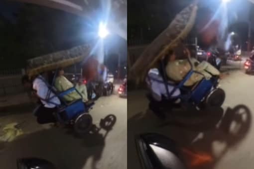 'Heavy Driver': Delhi E-rickshaw Turns Over Due to Overloaded ...