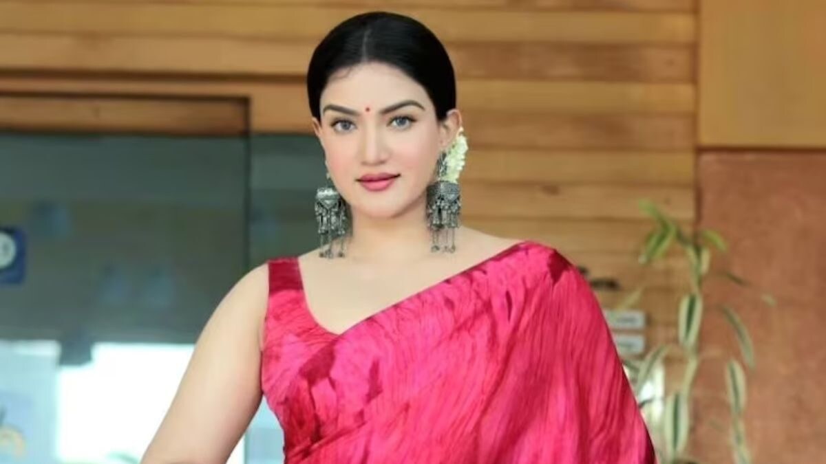 Actress Honey Rose’s Gorgeous Red Saree Look Is Perfect For Festive ...