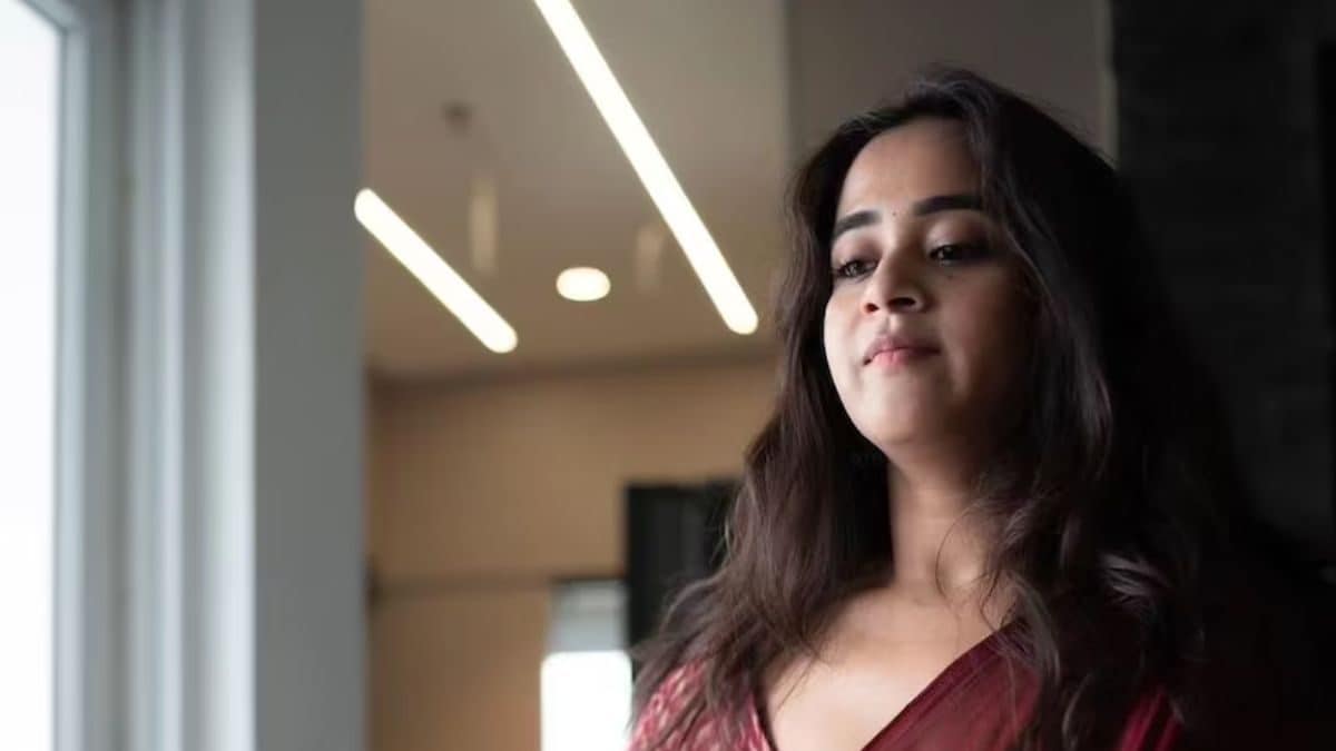 In This Minimalistic Maroon Saree, Deepthi Sunaina Is Dancing Her Way ...