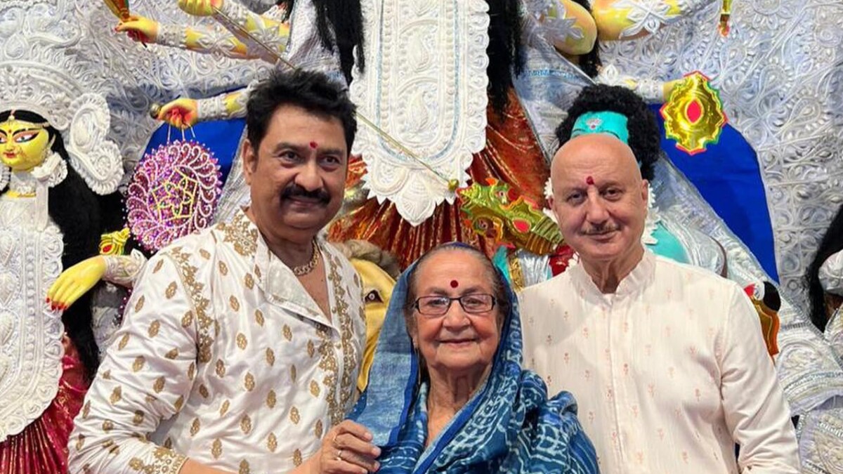 In Pics: Anupam Kher And Mother Dulari Seek Blessings At Kumar Sanu’s ...