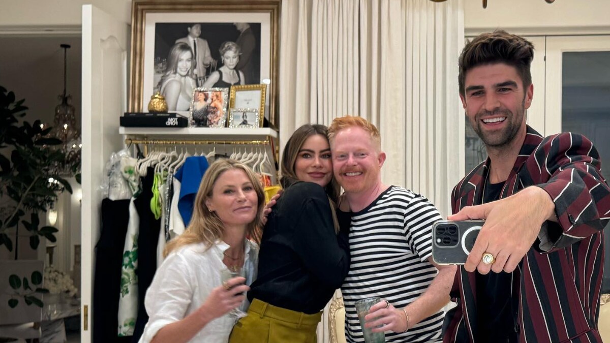 Modern Family Reunion: Sofia Vergara Shares Pictures With Julie Bowen ...