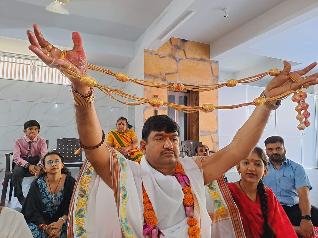 This Self-Styled Godman From Gujarat Wears Golden Thread To Prove Brahmins Are Not Poor | India ...