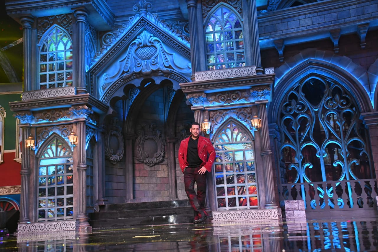 Salman Khan Shares FIRST LOOK of Grand Bigg Boss 17 Stage, Teases An ...