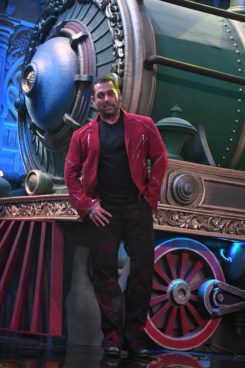 Salman Khan Shares FIRST LOOK of Grand Bigg Boss 17 Stage, Teases An ...