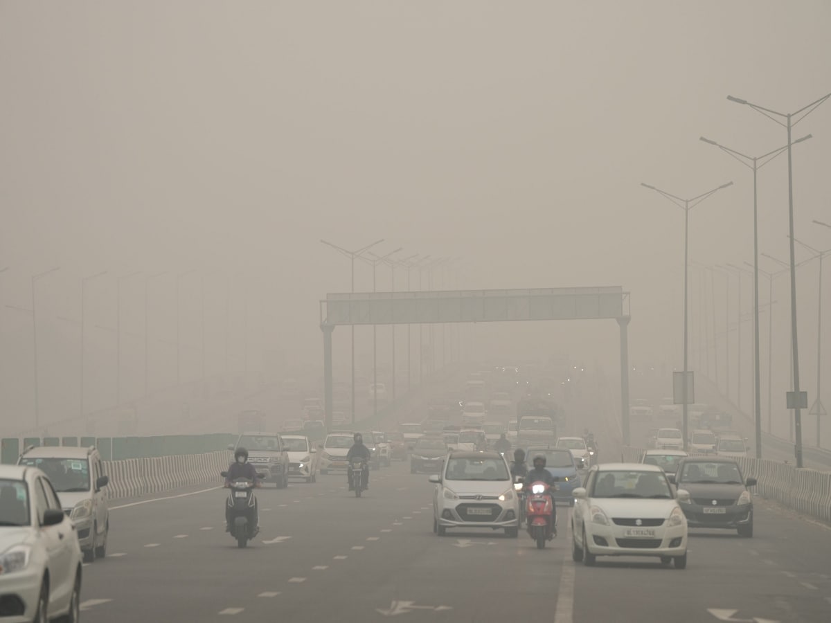 Air Pollution: Smog Blanket Causes Low Visibility on Delhi-NCR Roads ...