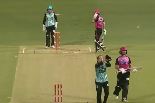 Watch Brisbane Heat Handed 5 Penalty Runs After Amelia Kerr Catches