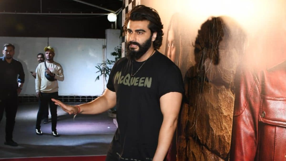 Arjun Kapoor Fan Kisses His Hand As Actor Gets Mobbed During His Recent ...