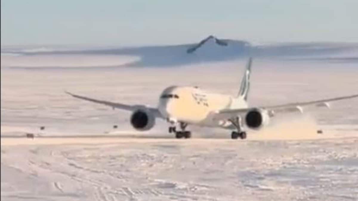 WATCH | In a Historic First, Boeing 787 Dreamliner Lands in Antarctica ...