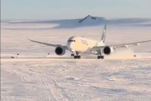 WATCH | In a Historic First, Boeing 787 Dreamliner Lands in Antarctica ...