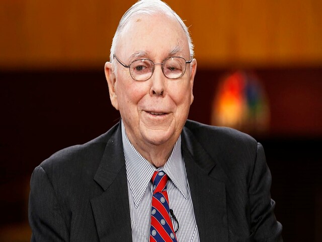 Charlie Munger, Warren Buffet's Sidekick at Berkshire Hathaway, Dies at ...