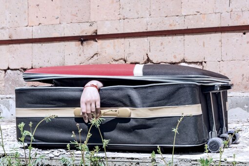 Volunteers Find Man’s Body Stuffed in Suitcase While Cleaning Lake in ...