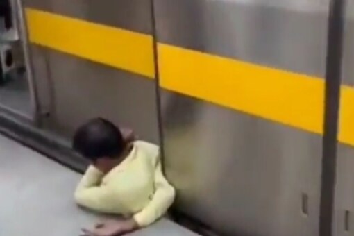WATCH | Delhi Metro Passenger Stuck Between Train, Platform at Qutab ...