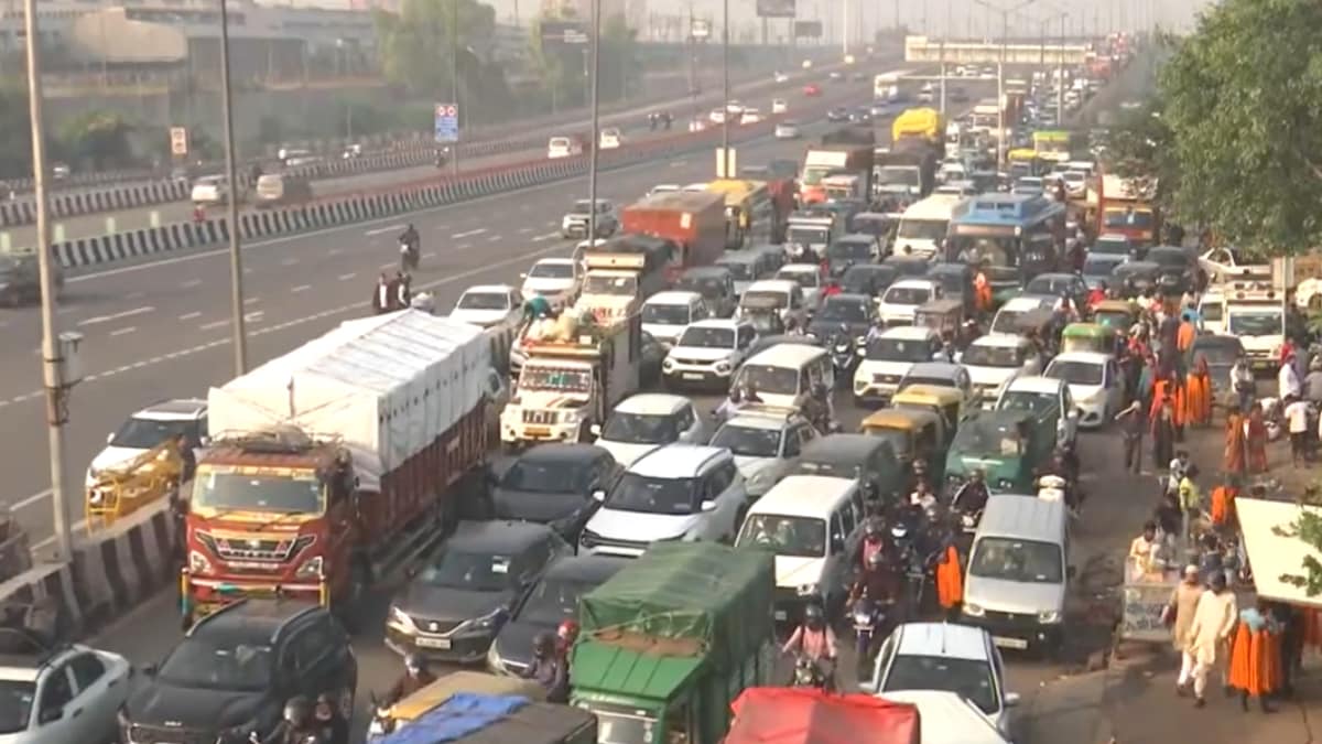 Massive Traffic in Delhi Ahead of Diwali; Anand Vihar Road, Gurugram ...