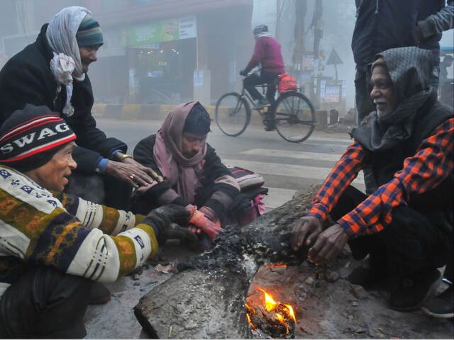 Weather Update: Delhi Records Season's Coldest Morning at 6°C; Kashmir Freezes in Sub-Zero Temp ...