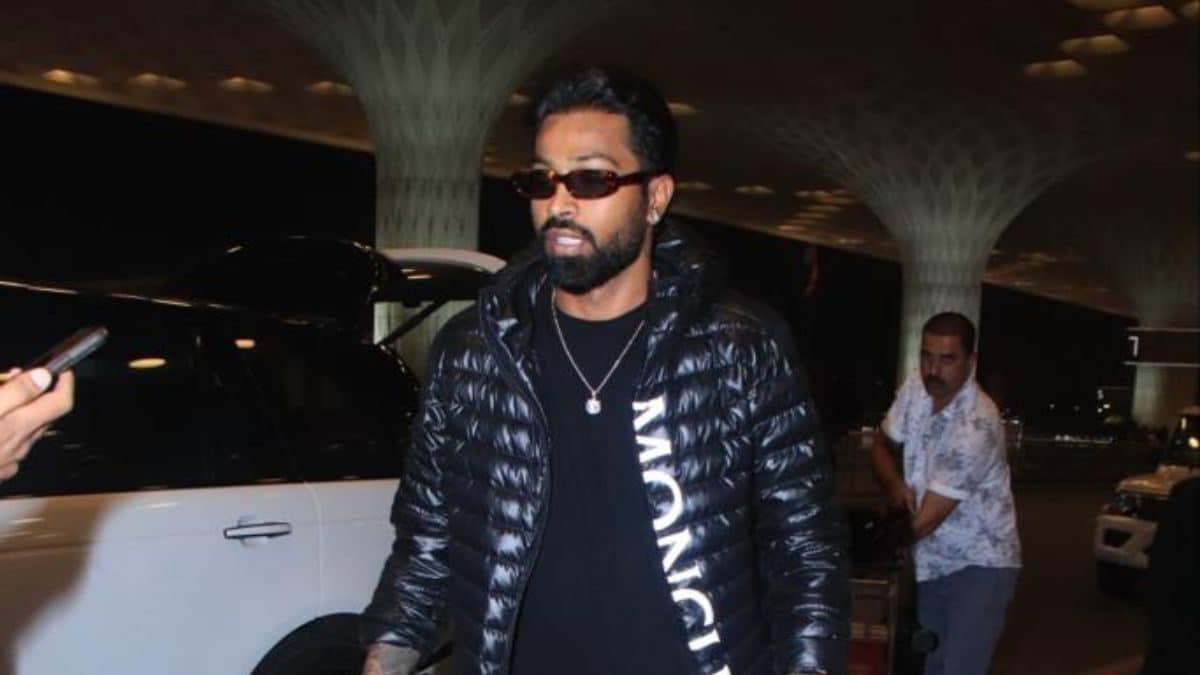 Star India All-rounder Hardik Pandya Spotted at Mumbai Airport - Check ...