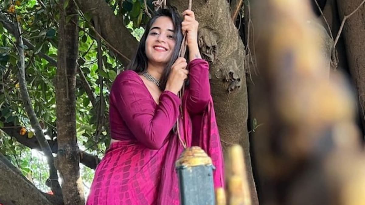 Deepthi Sunaina's Radiant Avatar In Printed Pink Saree Sets Hearts ...