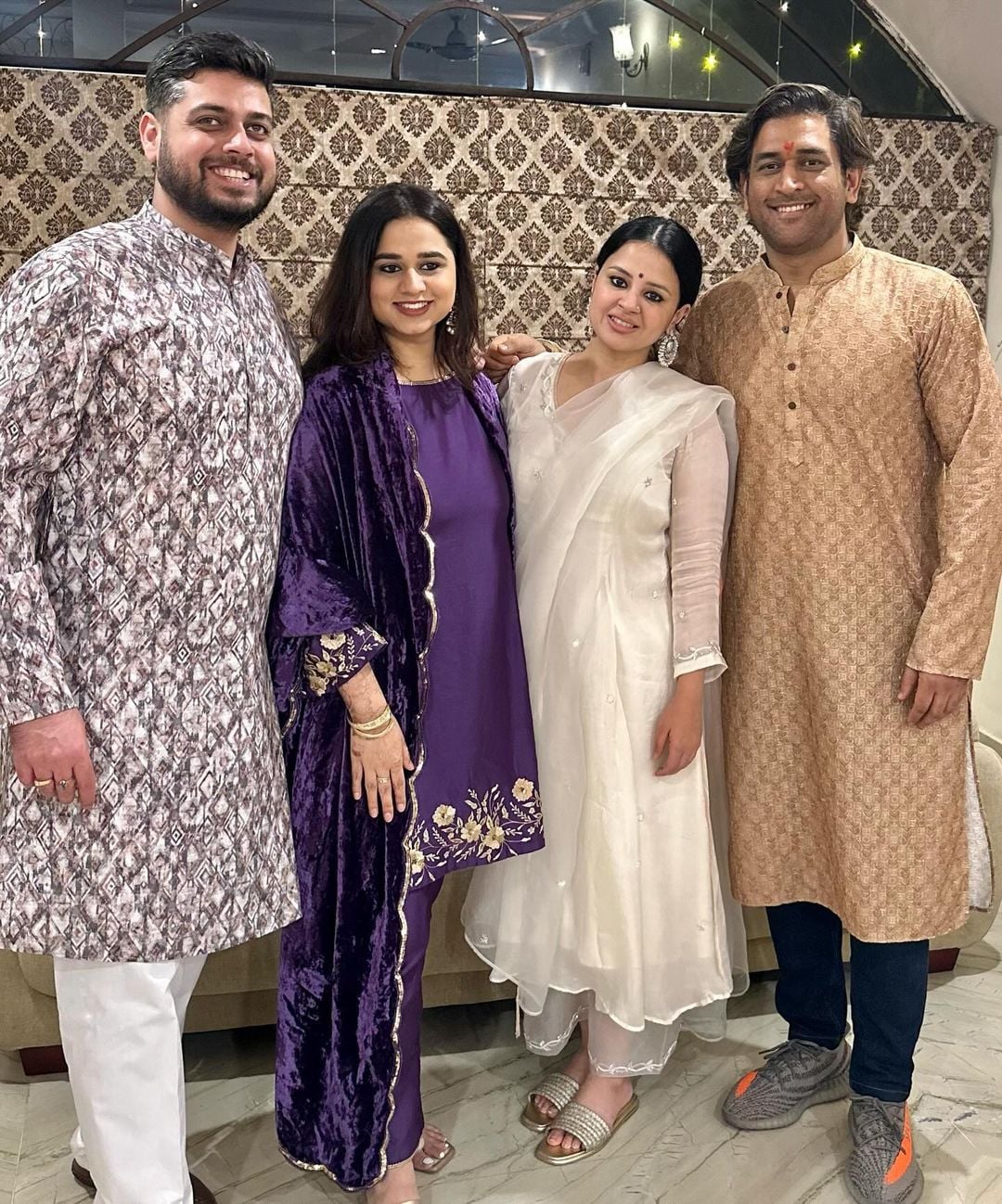 MS Dhoni Celebrates Diwali With Friends and Family, Rishabh Pant in ...