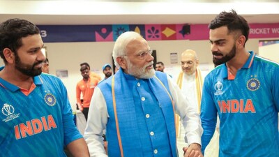 PM Narendra Modi Holds Virat Kohli And Rohit Sharma's Hands in Dressing ...
