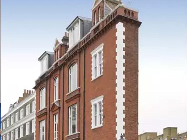 This 'Thin' London House Looks Straight Out Of Alice In Wonderland - News18