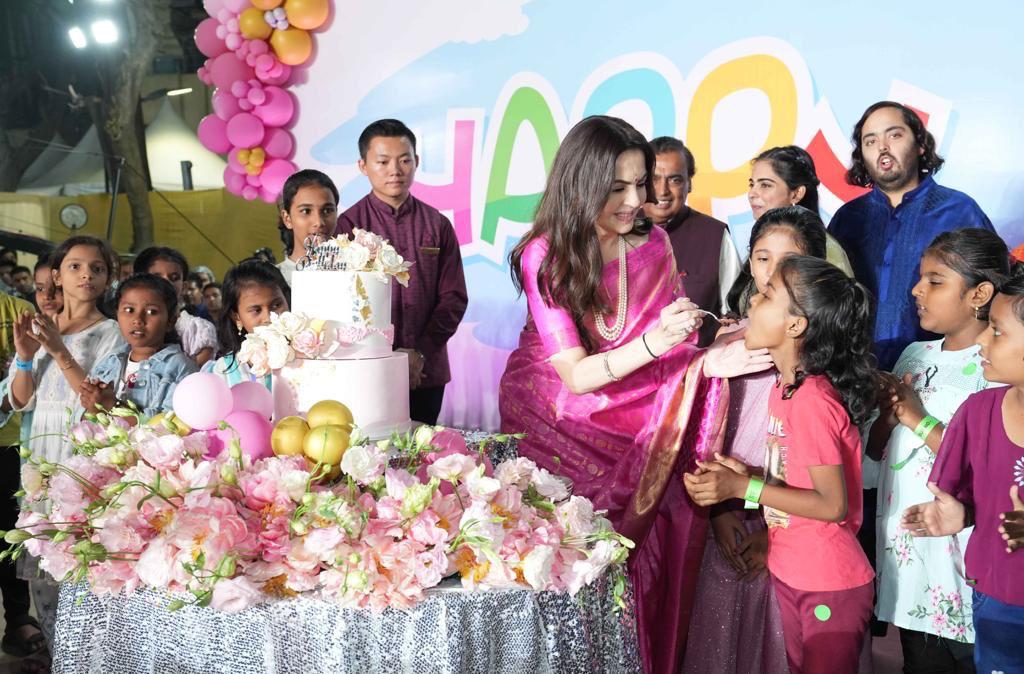 Nita Ambani Serves Food to 3,000 Underprivileged Kids at 'Anna Seva' to ...