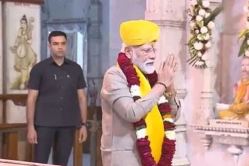 PM Modi Pays Obeisance at Sri Krishna Janmbhoomi Temple in Mathura - News18