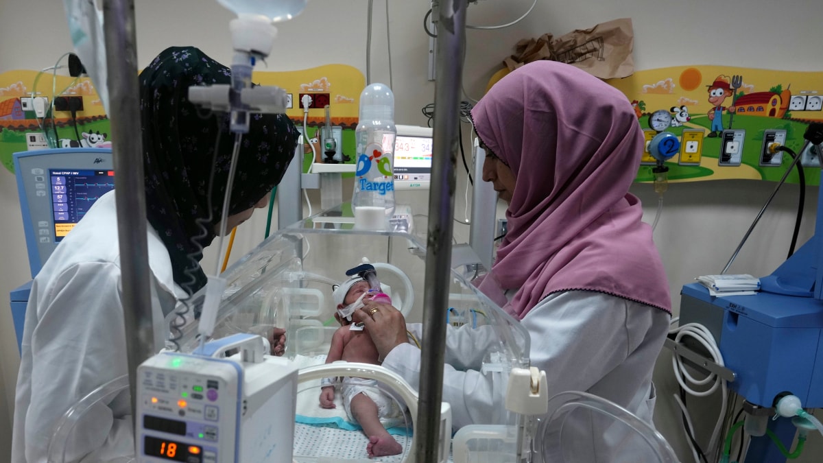 Israel-Hamas War: Thousands of Pregnant Women in Gaza Brave C-Sections in Darkness, Pain | World ...