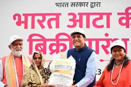 As Food Inflation Soars, Govt Sells Bharat Atta At Rs 27.50 Per Kg - News18