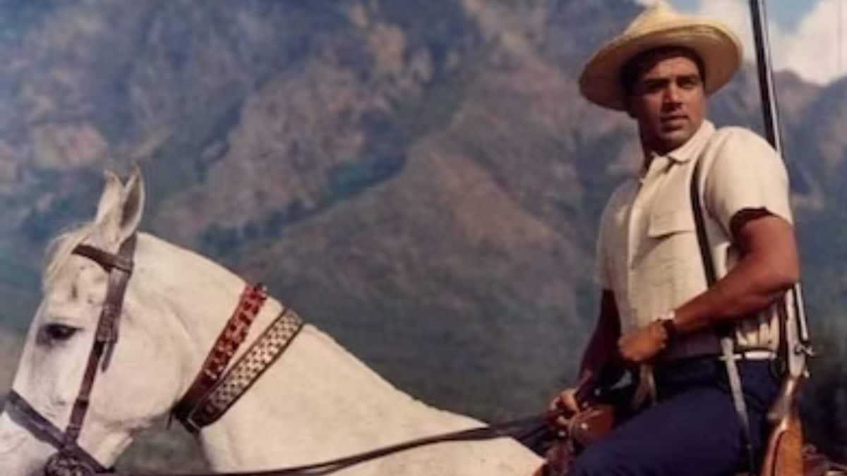 This 1964 Film, Dharmendra's Debut As A Villain, Gave Much-needed Boost ...